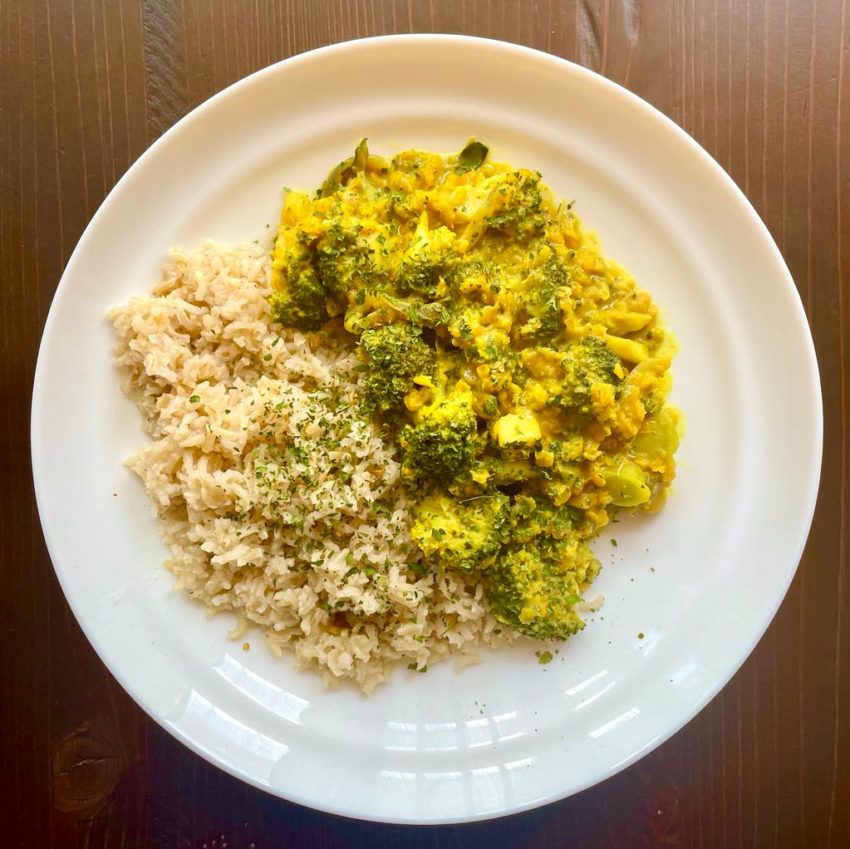 CURRY VEGANO DE LENTEJA ROJA Y BRÓCOLI - El Romancero Ayurveda